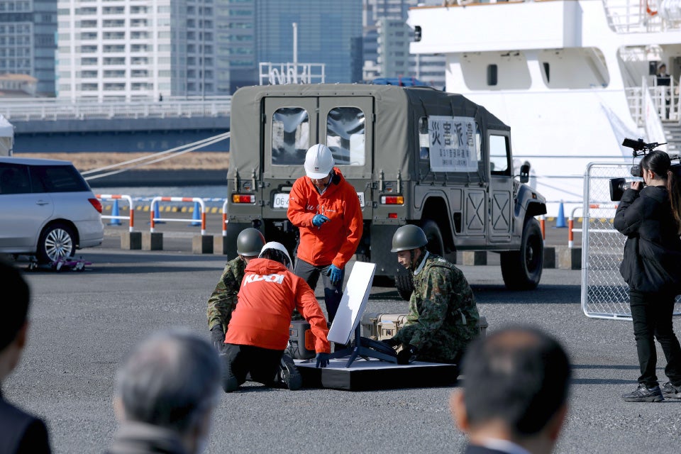 Starlink衛星と直接通信も 自衛隊・消防局らと連携したKDDIの災害対策訓練 | KDDIトビラ